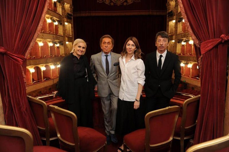 Parterre d’eccezione per “La Traviata” con abiti di Valentino e regia ... Parterre d’eccezione per “La Traviata” con abiti di Valentino e regia ...