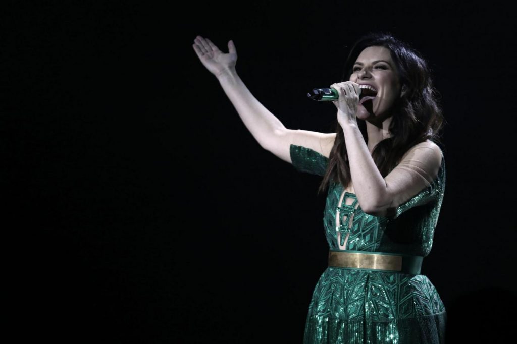 E mentre Laura Pausini pensa al matrimonio risponde a tono alla ...