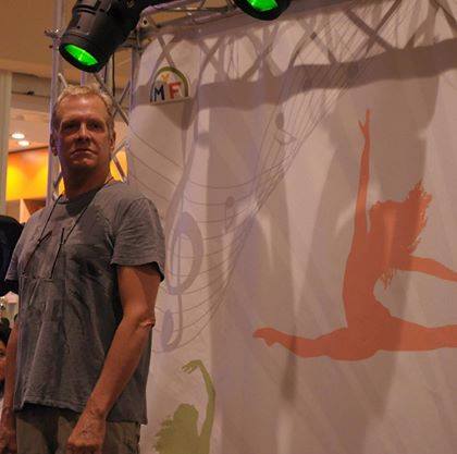 Garrison diventa cantante e presenta il suo primo disco - Novella 2000