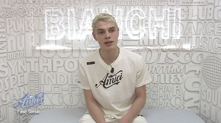 Biondo rimane in mutande durante l'esibizione di Dejavu (VIDEO)