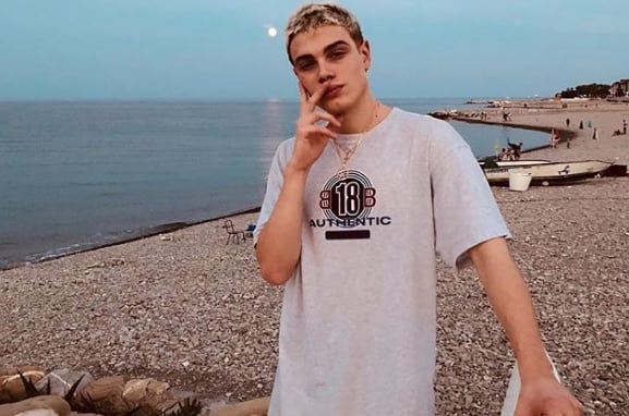 Biondo si è fatto BLU! La foto del look e il commento di Emma Muscat