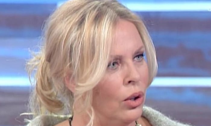 Chi è Ela Weber? Carriera, altezza, matrimonio e malattia della "sellerona"