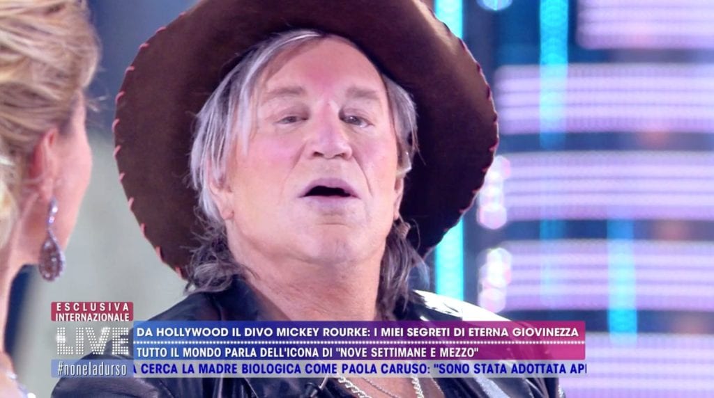Mickey Rourke contro Donald Trump a Live Non è la d'Urso: è imbarazzo