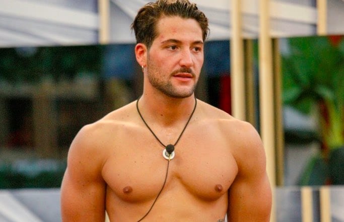 Matteo Alessandroni dice di essere single al GFvip. La fidanzata sbotta