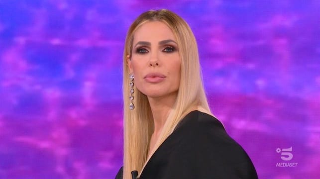 Ilary Blasi fa uno spoiler durante la diretta de L'Isola dei Famosi Ilary Blasi fa uno spoiler durante la diretta de L'Isola dei Famosi
