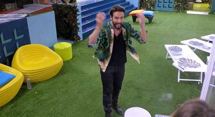 Alex Belli si scaglia duramente contro i Vipponi: ecco cosa è accaduto