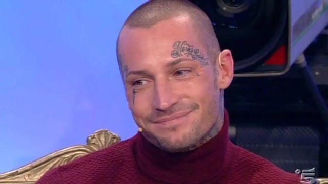 Manuel Vallicella, l'omaggio di Uomini e Donne durante i funerali Manuel Vallicella, l'omaggio di Uomini e Donne durante i funerali