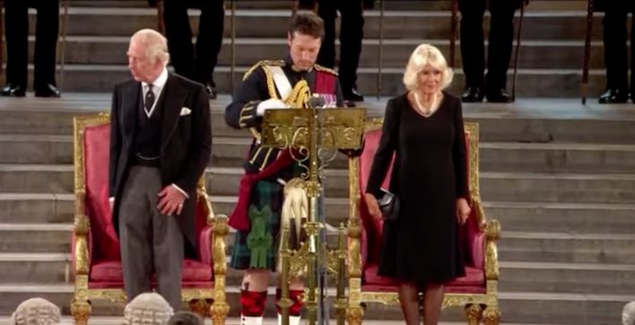 Re Carlo, il suo scudiero Johnny Thompson fa impazzire il web