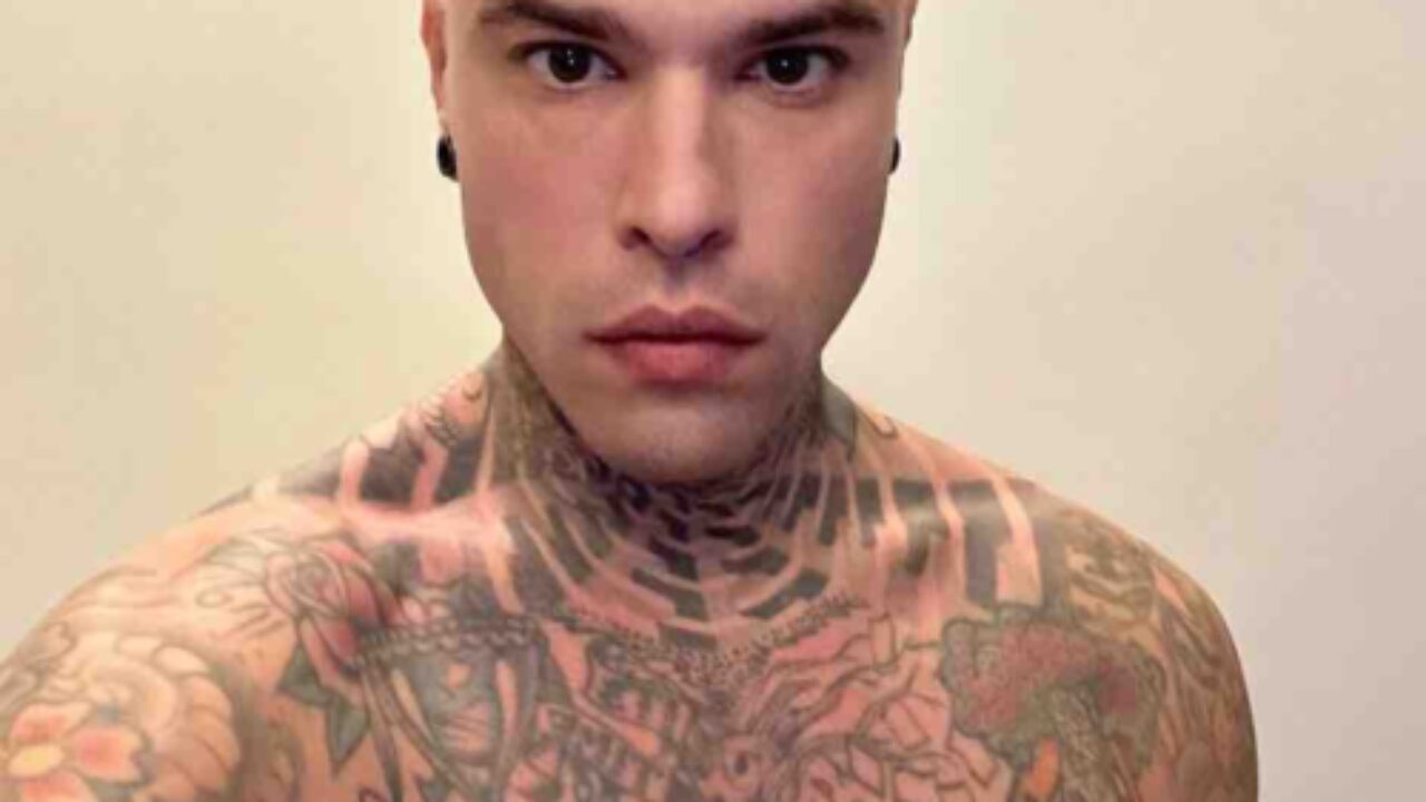 Fedez si fa biondo e ironizza sul web: ecco il nuovo look