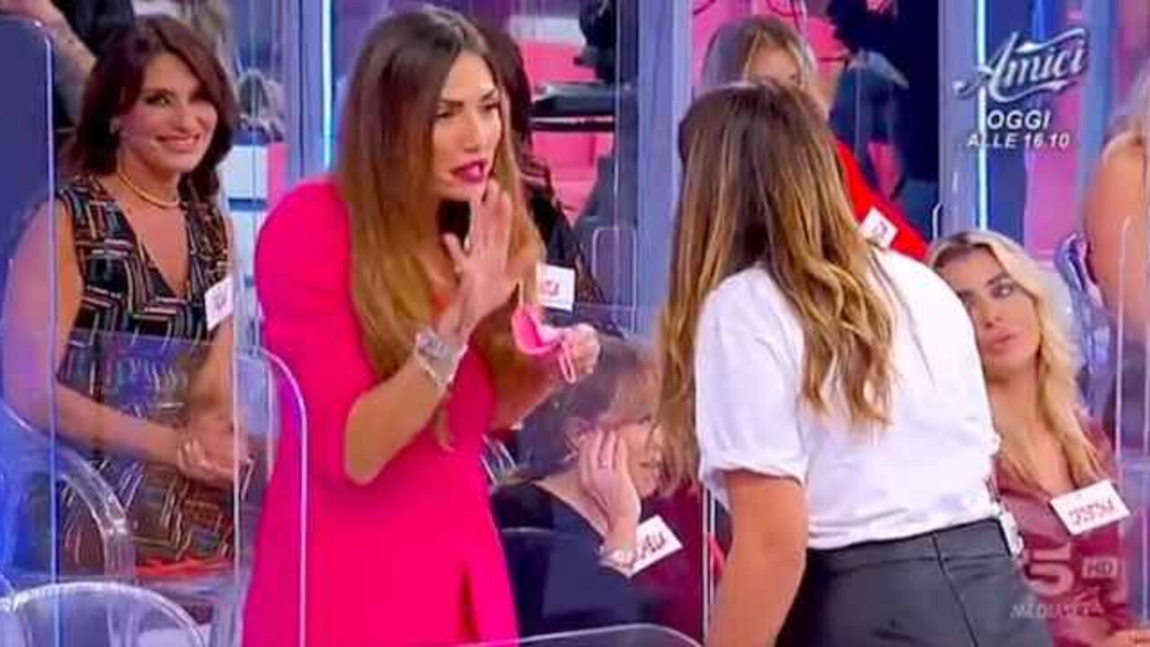 Uomini e Donne, rissa sfiorata tra Roberta e Ida (VIDEO) Uomini e Donne, rissa sfiorata tra Roberta e Ida (VIDEO)