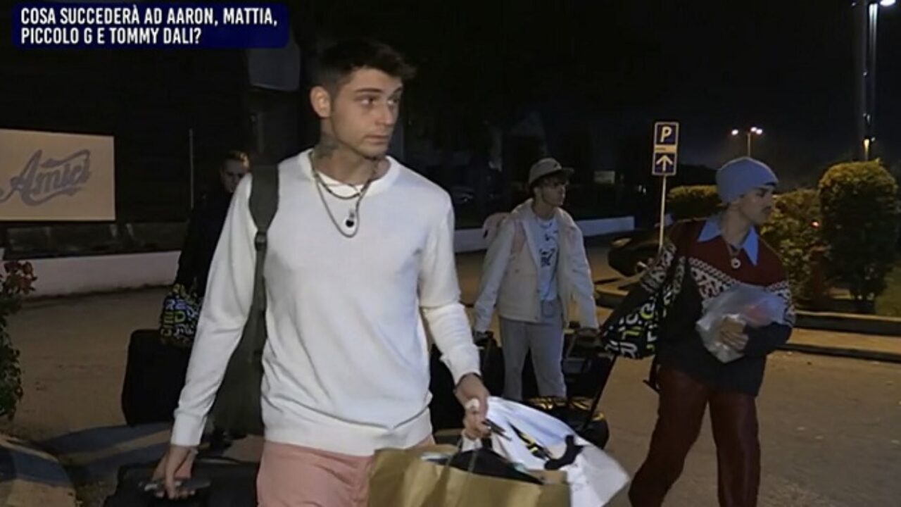 Amici 22, Aaron, Tommy Dali, Piccolo G e Mattia lasciano la casetta Amici 22, Aaron, Tommy Dali, Piccolo G e Mattia lasciano la casetta