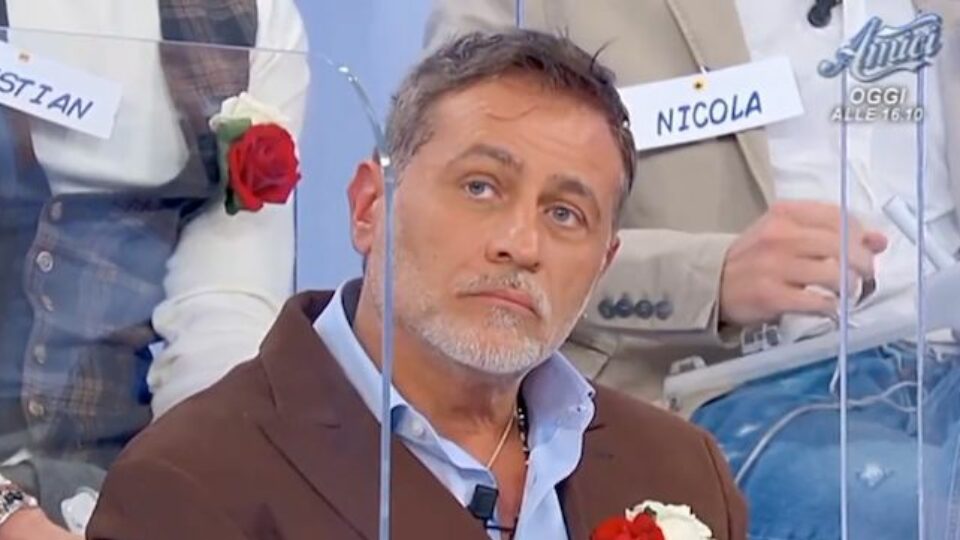 Uomini e Donne, Alessandro accusato di fare film a luci rosse