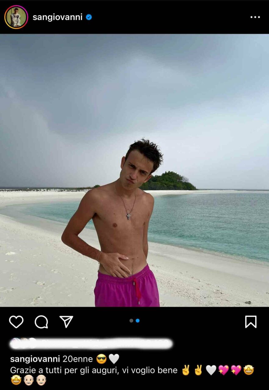 Sangiovanni si spoglia per i suoi 20 anni