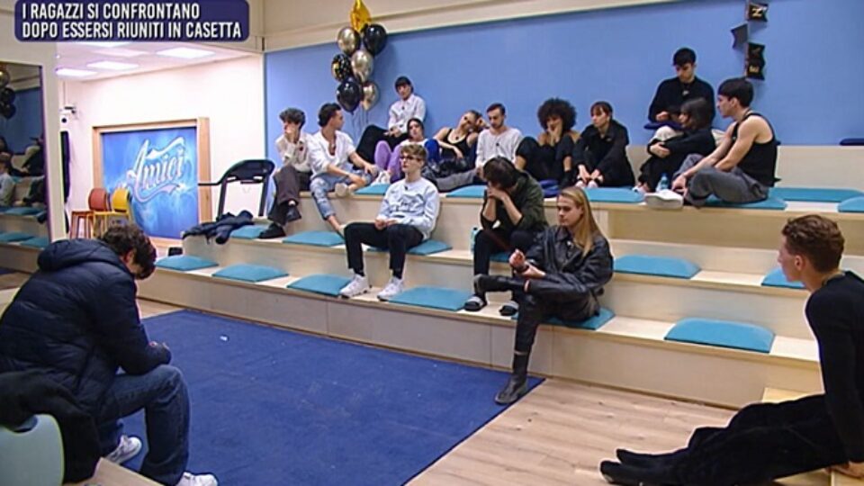 Amici 22, casetta divisa in due: accuse contro Wax Amici 22, casetta divisa in due: accuse contro Wax