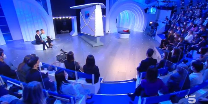C'è posta per te, Maria va dietro le quinte e cala il silenzio in studio
