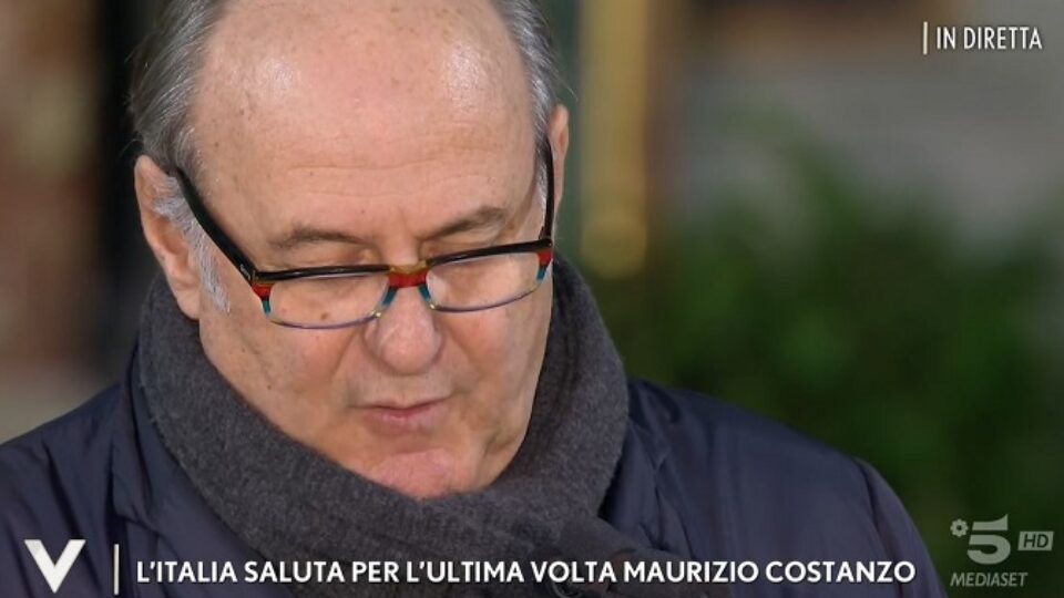 Gerry Scotti legge la Preghiera degli Artisti al funerale di Costanzo