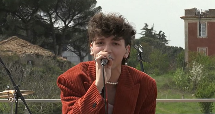 Luigi Strangis torna ad Amici e canta il suo nuovo singolo