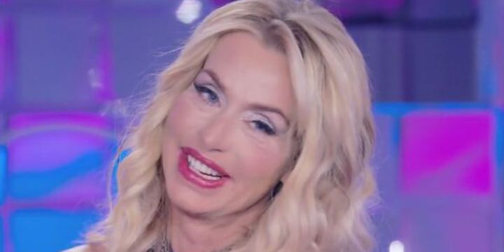 Gli auguri "stellari" di Novella 2000 a Valeria Marini