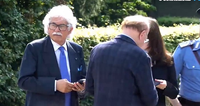 Massimo Boldi e Antonio Razzi fermati camera ardente Berlusconi