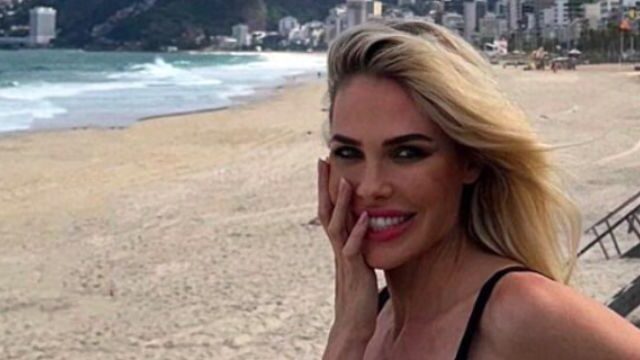 Ilary Blasi avrebbe fatto infuriare una sua fan Ilary Blasi avrebbe fatto infuriare una sua fan