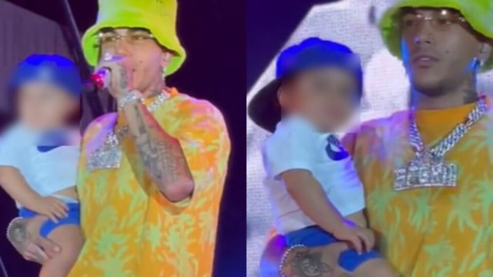 Sfera Ebbasta si esibisce con il figlio in braccio sul palco