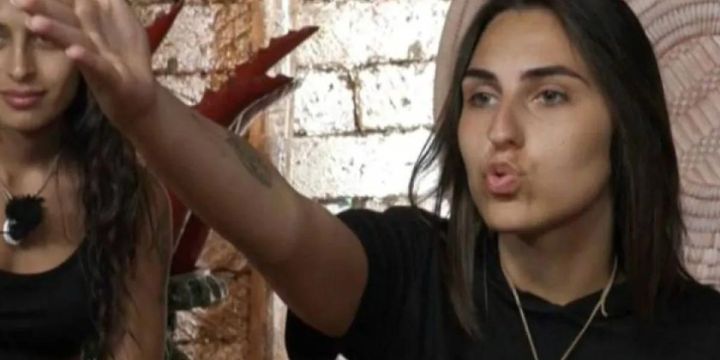 Temptation Island, Gabriela contro alcune tentatrici che la deridono Temptation Island, Gabriela contro alcune tentatrici che la deridono