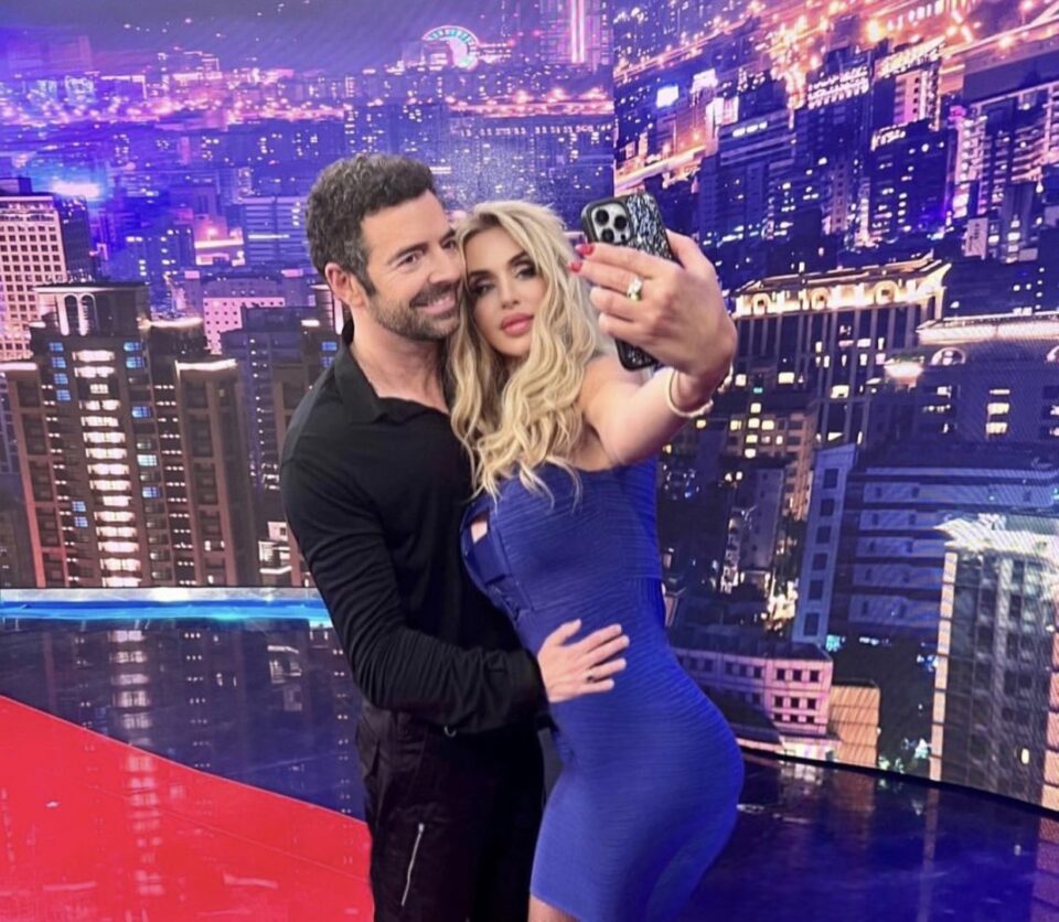 Valeria Marini usa un filtro e distorce la mano di Alberto Matano