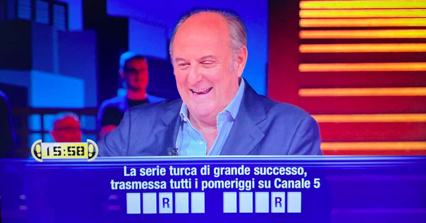 Gerry Scotti su Terra Amara: "Dobbiamo beccarci sta roba"