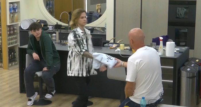 Matthew vuole lasciare Rudy e passare ad Anna, lui ritira la maglia