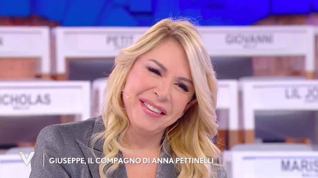Anna Pettinelli sorpresa dal videomessaggio del compagno Beppe