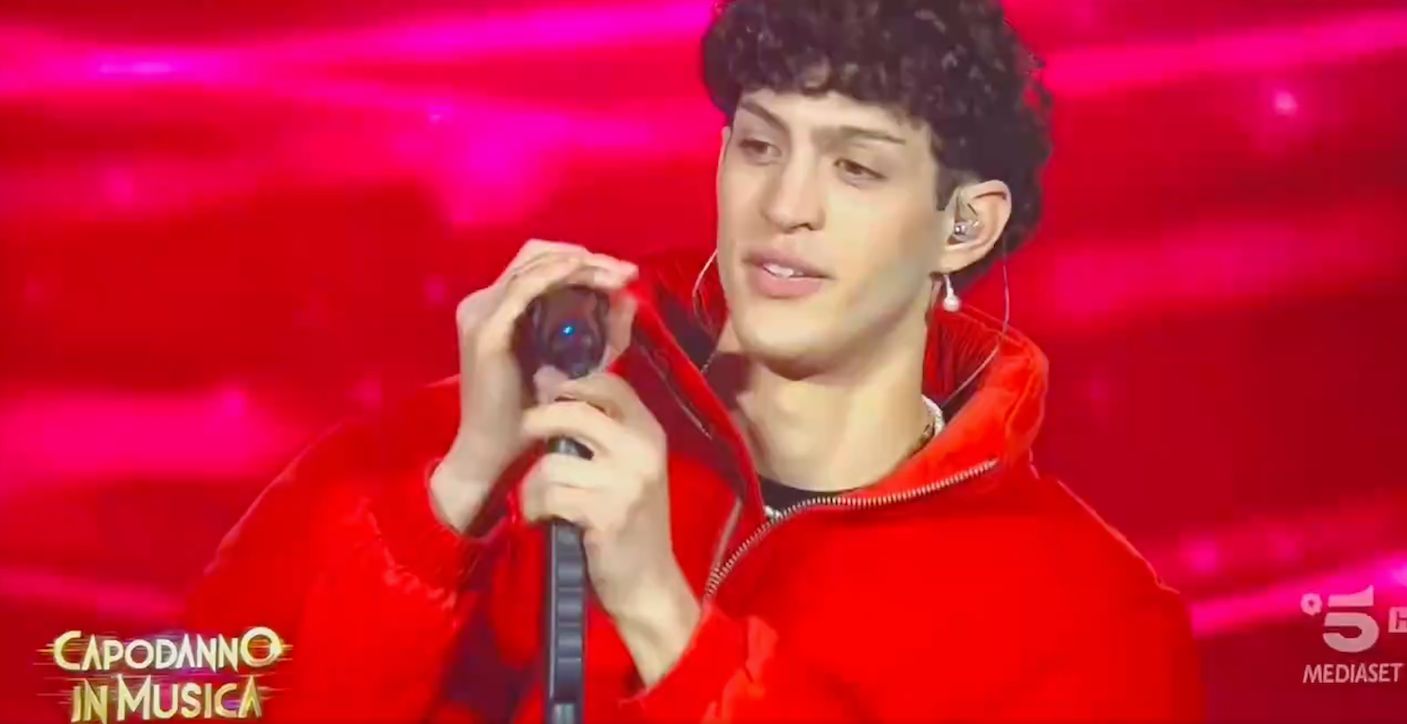 Mida canta Rossofuoco al Capodanno in Musica e incanta tutti