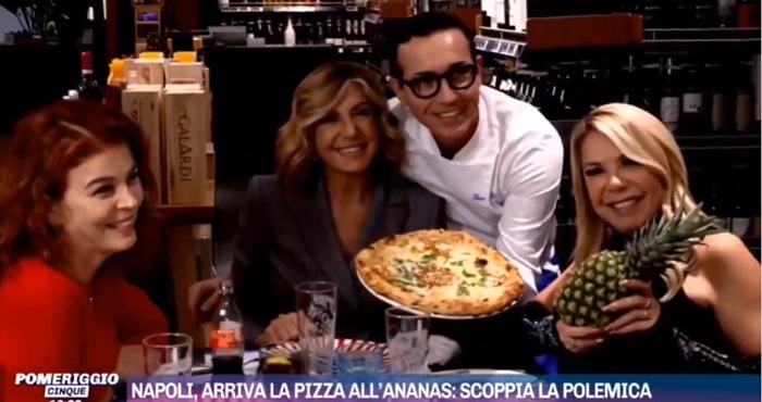 Myrta Merlino e Anna Pettinelli provano la pizza con l'ananas