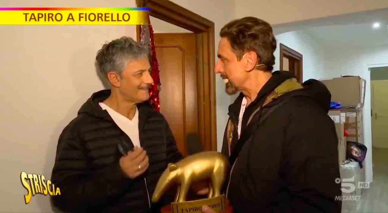Fiorello riceve il Tapiro d'Oro da Striscia dopo il caso John Travolta