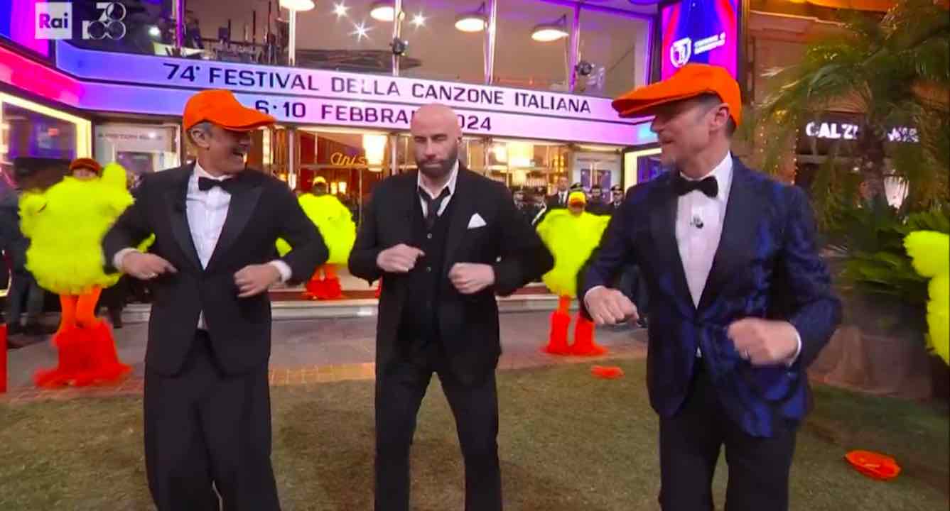 John Travolta balla Il ballo del qua qua con Fiorello e Amadeus