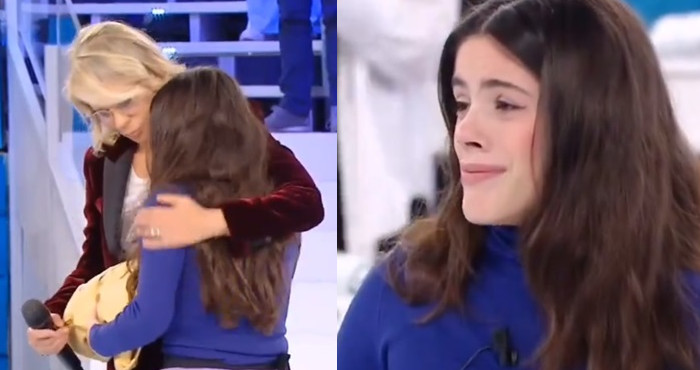 Gaia, Maria la chiama in studio e le dà la maglia del Serale