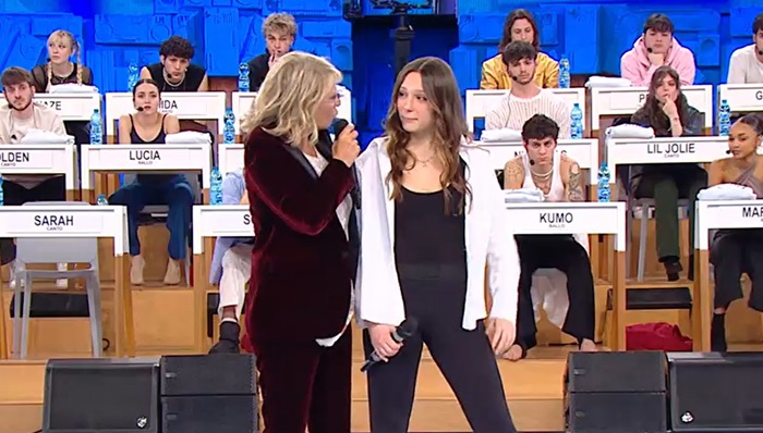 Sarah in lacrime dopo il compito della Pettinelli, interviene Maria