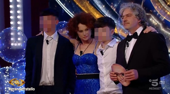 Beatrice Luzzi riabbraccia l’ex compagno Alessandro e i figli