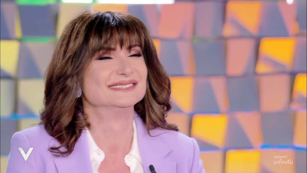 Simona Ventura conduce Citofonare Rai2 con metà viso bloccato | “È transitorio | mai mollare”