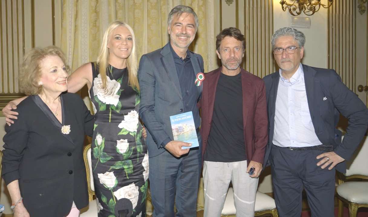 Beppe Convertini presenta il suo nuovo libro "Il Paese Azzurro"