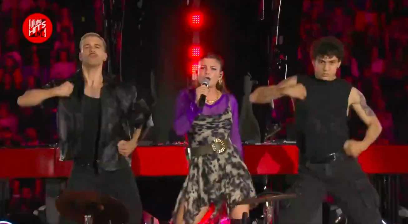 Emma Marrone, sul palco con lei Kumo e un'altra ex allieva di Amici