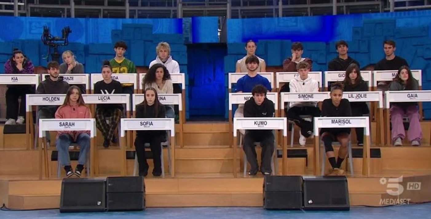 Amici 23, il curioso nome del gruppo WhatsApp degli ex allievi