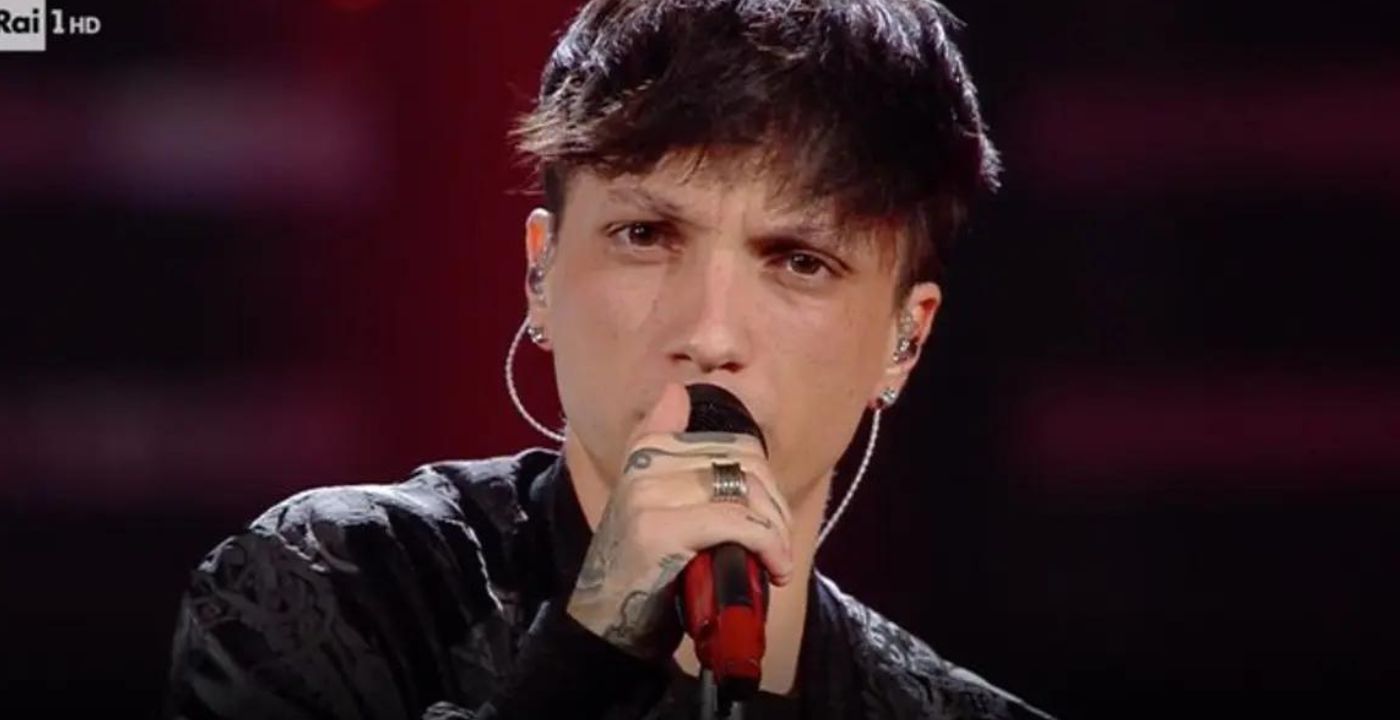 Ultimo, una conduttrice cerca di entrare al concerto senza biglietto