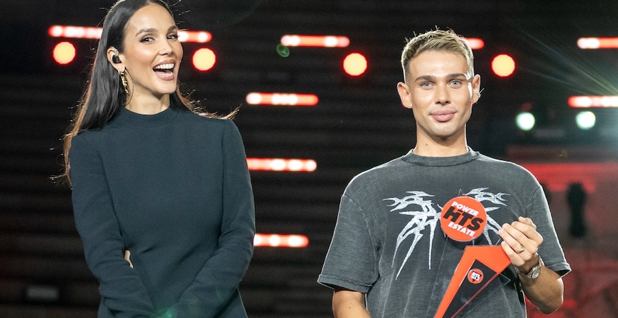 Lorenzo Marchetti di Virgo premia il vincitore dei Power Hits