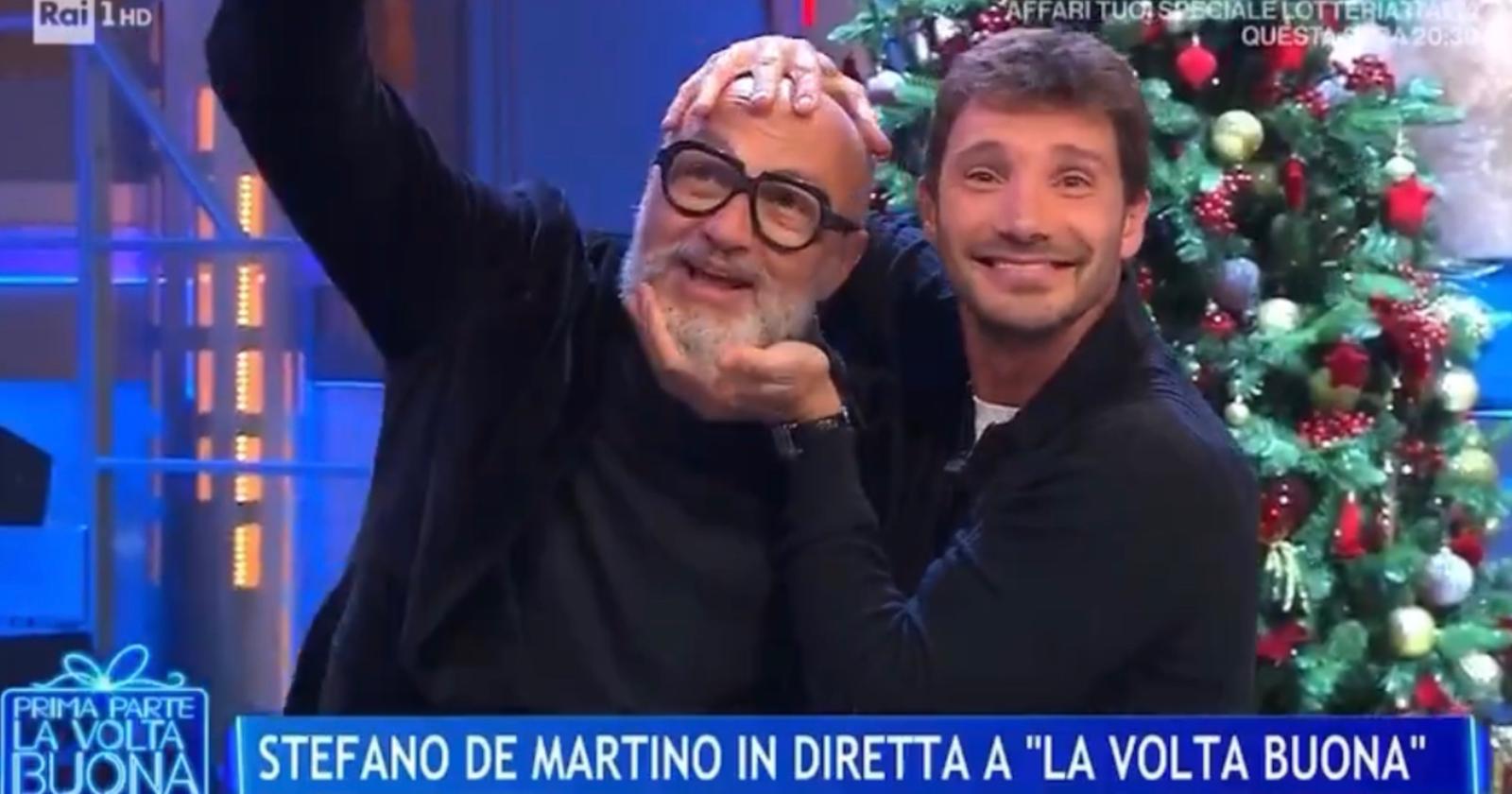 Stefano De Martino mostra il volto del "Dottore" di Affari tuoi