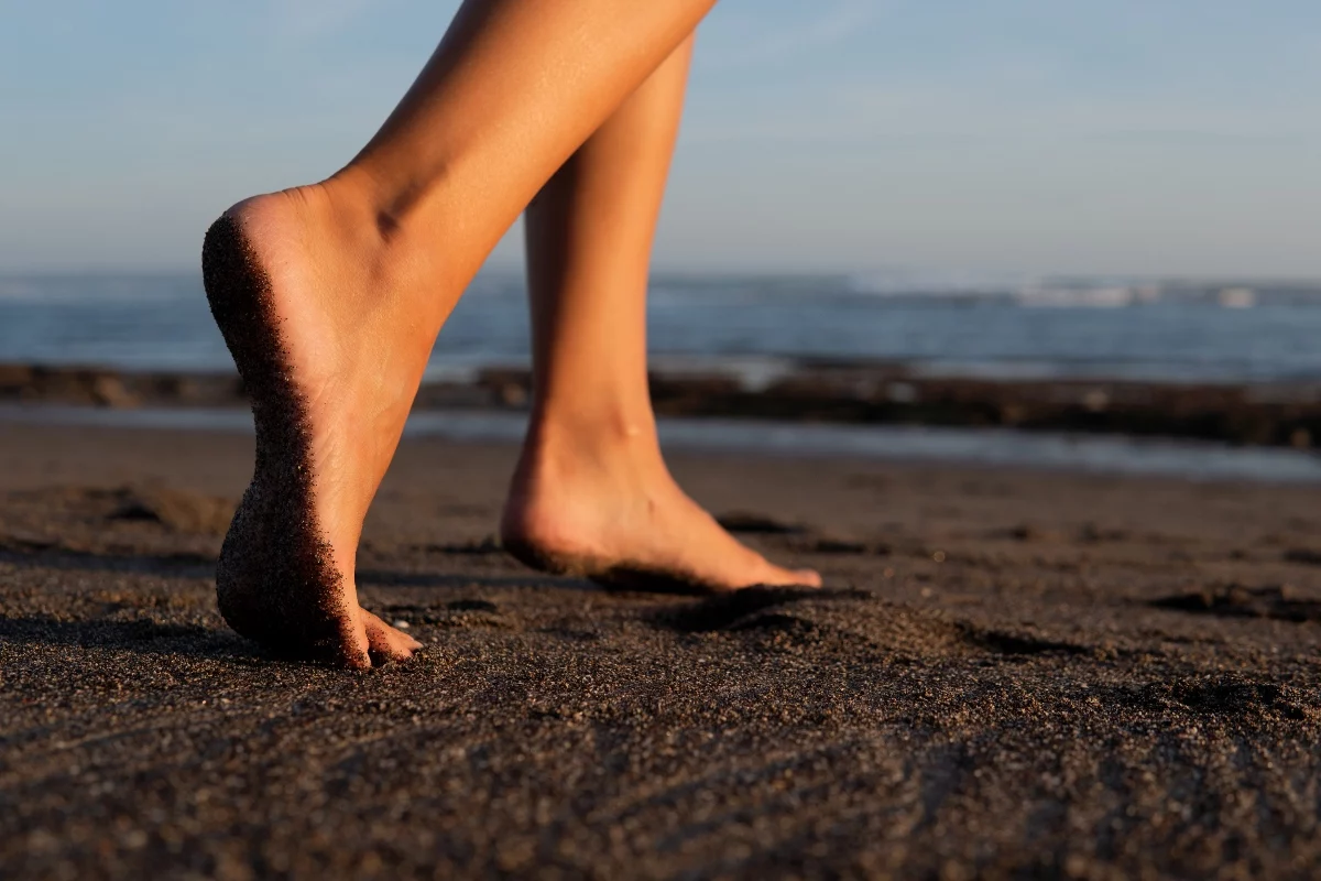 Sandali Moschino con smalto disegnato per saltare la pedicure ...